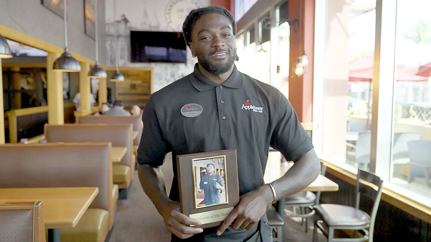 Watch: 49ers WR Brandon Aiyuk undercover as an Applebee's employee ...