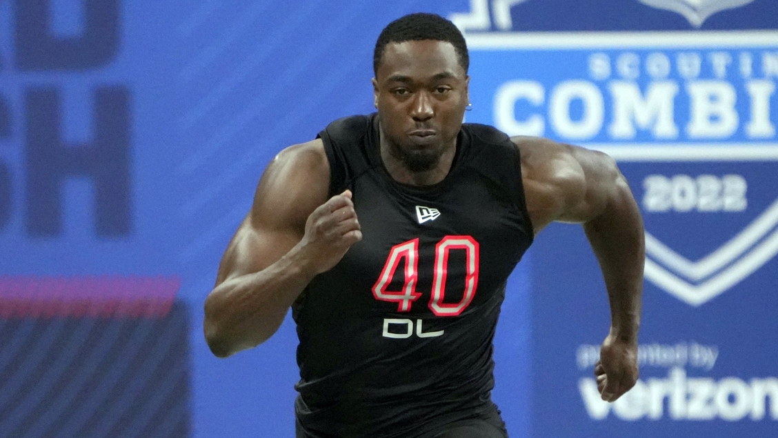 49ers met with DE Dominique Robinson at the NFL Scouting Combine ...